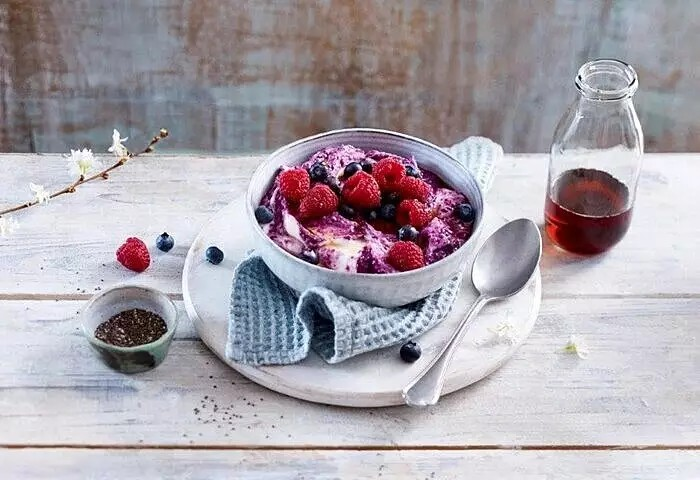 Recipe: Skyr with Almased, Berries, Chia Seeds and Maple Syrup
